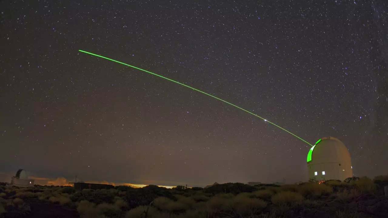 ESAの光学地上局（OGS）から、目に見える緑色のレーザーが輝いています。 （画像：IAC–ダニエルロペス）