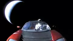 NASA hat Musk's Tesla Roadster offisjeel notearre as in himelsk objekt