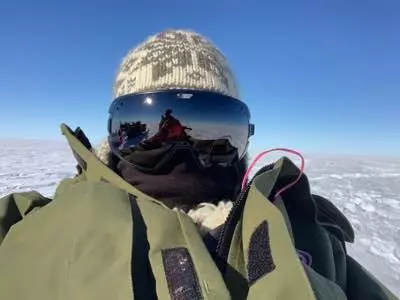 Sciencistoj ĵus fandis Truon Tra 3,500 futoj da glacio por atingi misteran antarktan lagon 113536_1