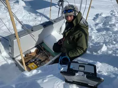 Sciencistoj ĵus fandis Truon Tra 3,500 futoj da glacio por atingi misteran antarktan lagon 113536_2