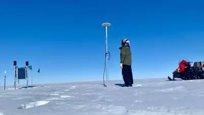Élmuwan Ngan Ngalebur Liang Ngaliwatan 3.500 Kaki És Pikeun Ngahontal Tasik Antartika Misterius 113536_4