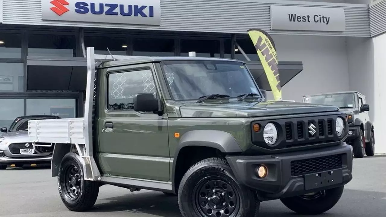 Suzuki Nov-Zelando Konvertas Jimnys En Malgrandajn Platbetajn Kamionojn