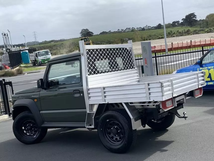 Suzuki Neuseeland konvertéiert Jimnys a kleng Flatbed Camionen