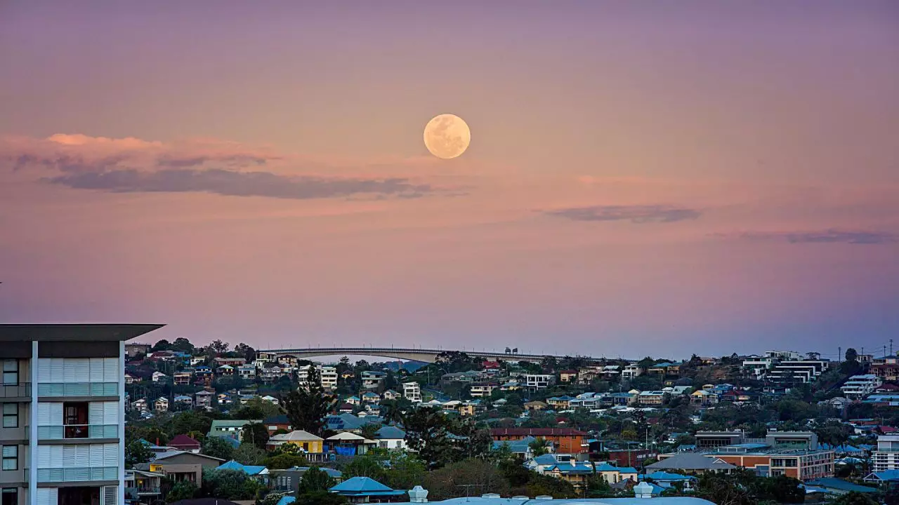 Ingabe Uphuthelwe I-Supermoon Izolo Ebusuku? Nakhu Ebekubukeka Ngayo