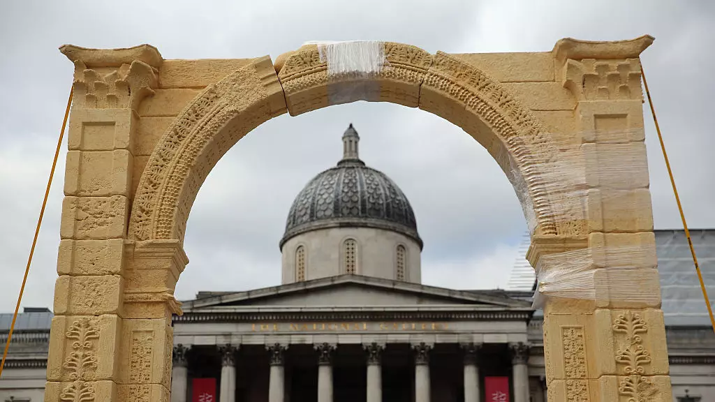 Replika van Sirië se triomfboog wat in Londen gebou is vanaf 3D-skanderings