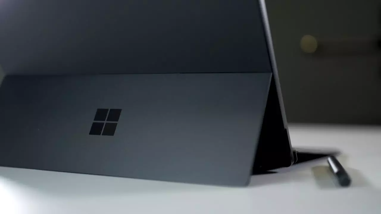 Microsoft's Surface Pro 6 Isih Ora Duwe USB-C