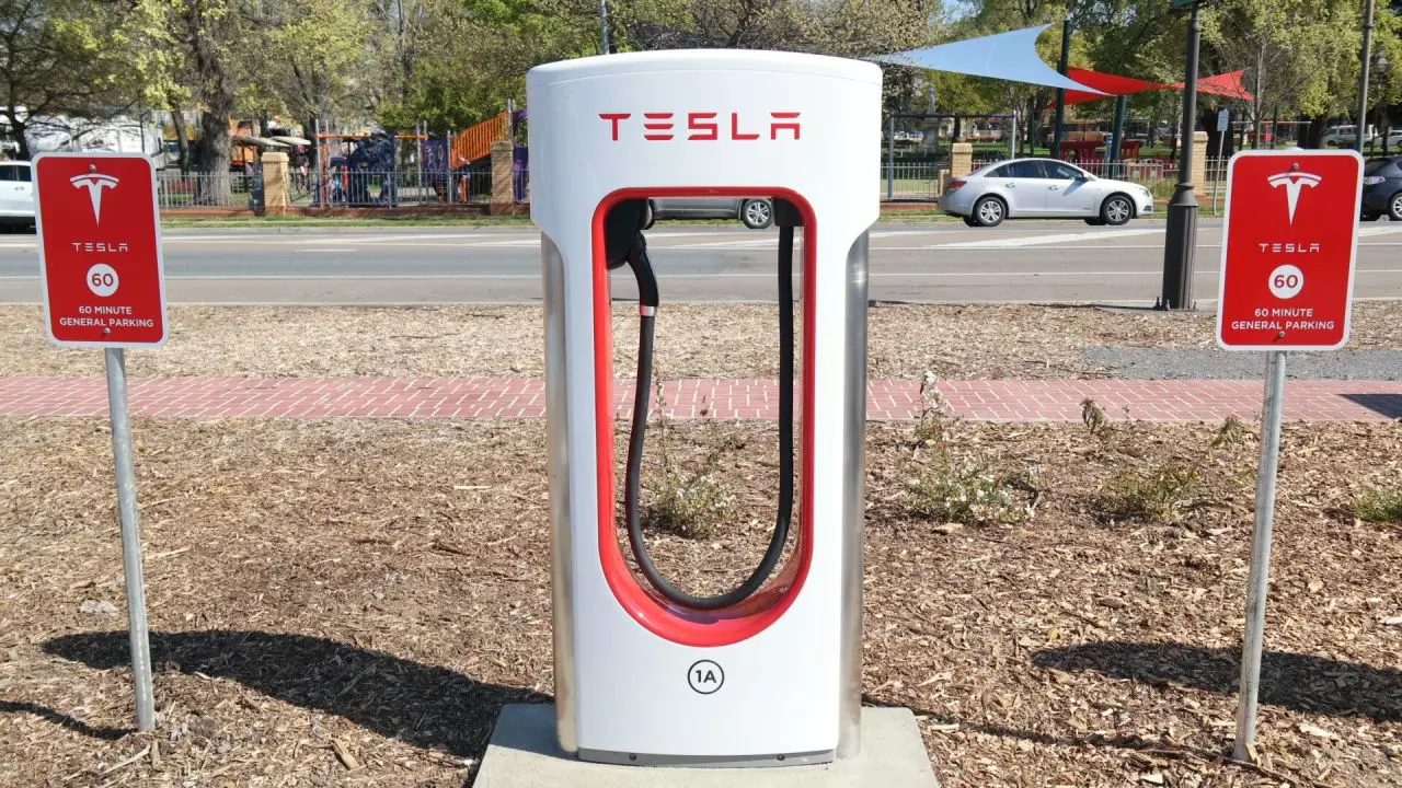 Toekomstige verhuizers: $ 1500 voor Tesla Model 3-bestellingen, Aussie Taxi Booking-app goedgekeurd door ACCC