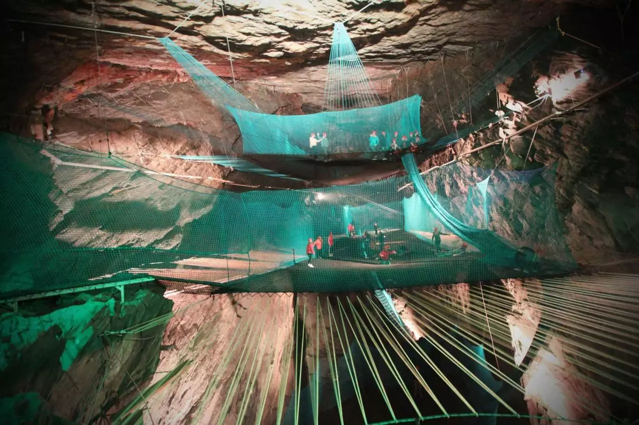 O trampolín máis xenial da Terra está suspendido dentro dunha enorme caverna