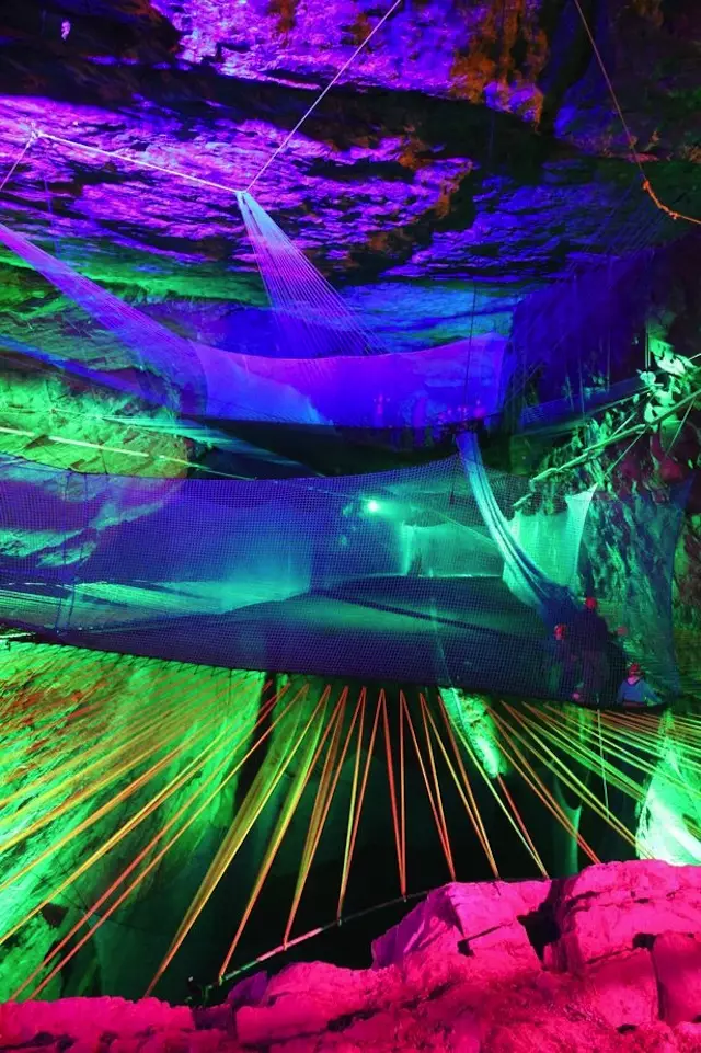 Le trampoline le plus cool du monde est suspendu dans une immense caverne