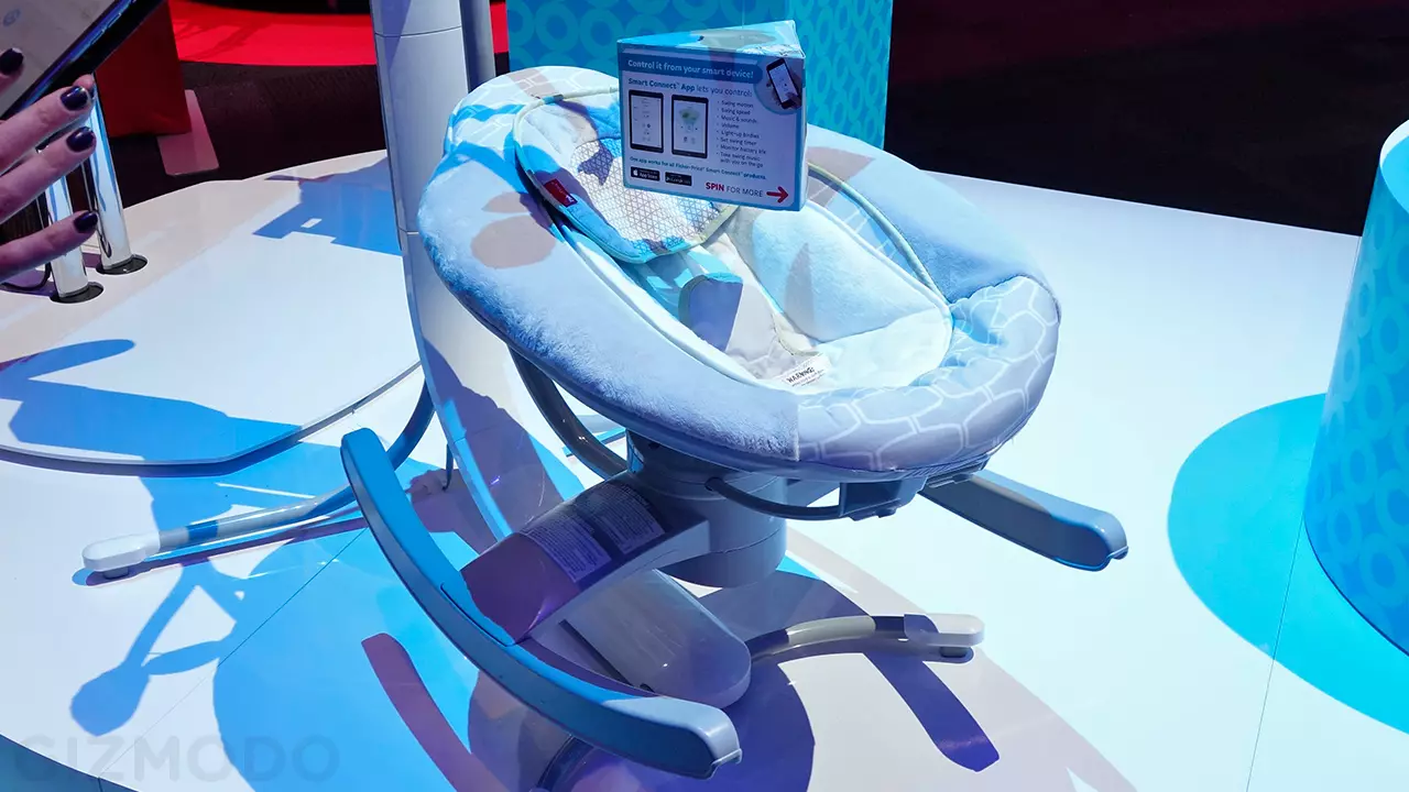 Este berço permite que você balance seu bebê remotamente para dormir no seu telefone