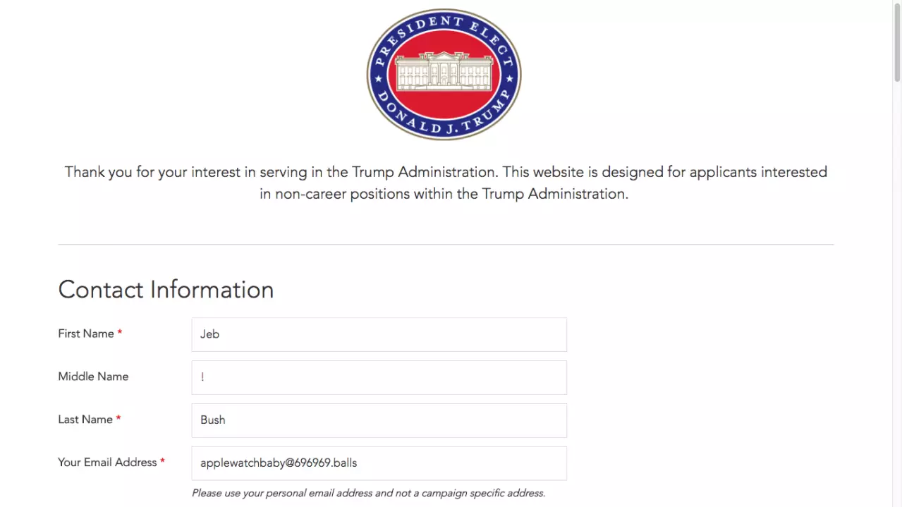 40.000 persoas definitivamente reais solicitaron emprego no sitio web roto de Donald Trump