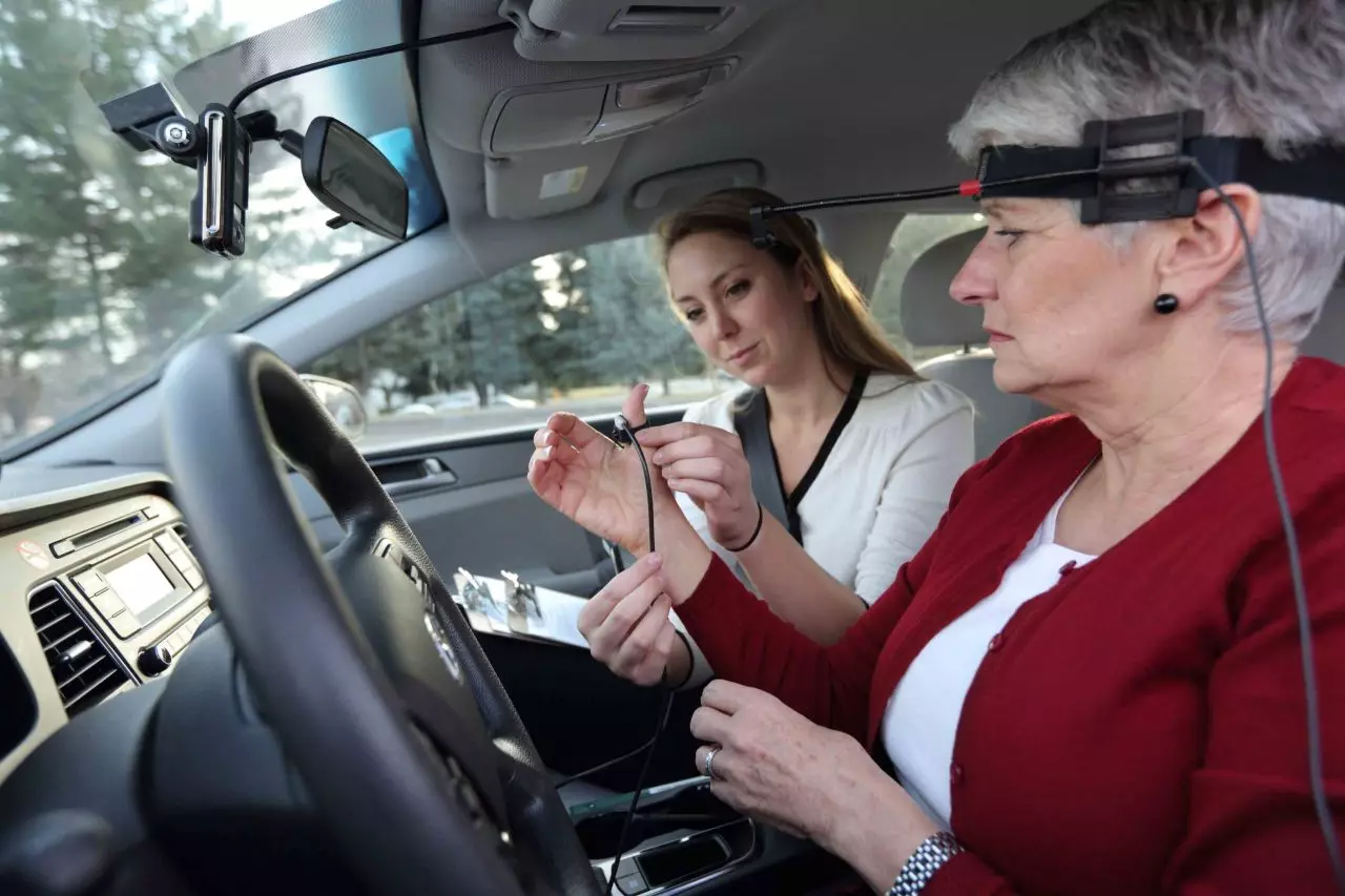 Das Sprachsteuerungssystem, das Sie im Auto verwenden, lenkt viel mehr ab, als Sie denken