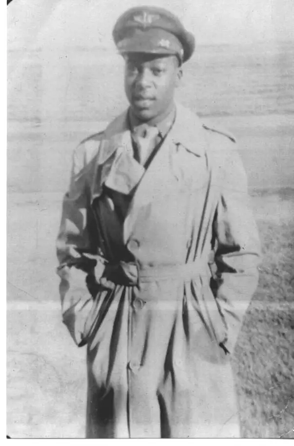 Tuskegee aviakompaniyasidan poygachi cho'qintirgan otagacha, Jim Barbur - bu siz bilmagan tirik afsona