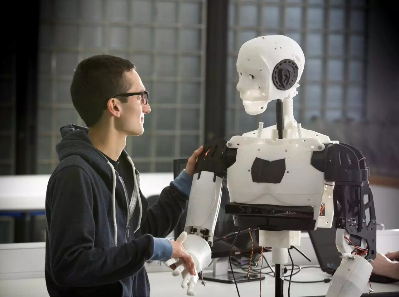Les humains aimeront-ils davantage les robots lorsqu'ils sont défectueux ? Absolument pas.