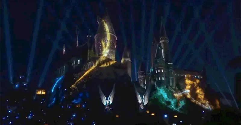 Το New Wizarding World of Harry Potter Light Show στα Universal Studios φαίνεται εντυπωσιακό