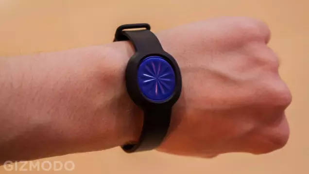 Jawbone's New Fitness Tracker Nqa Txawb Nyiaj Rau Koj Lub Dab teg