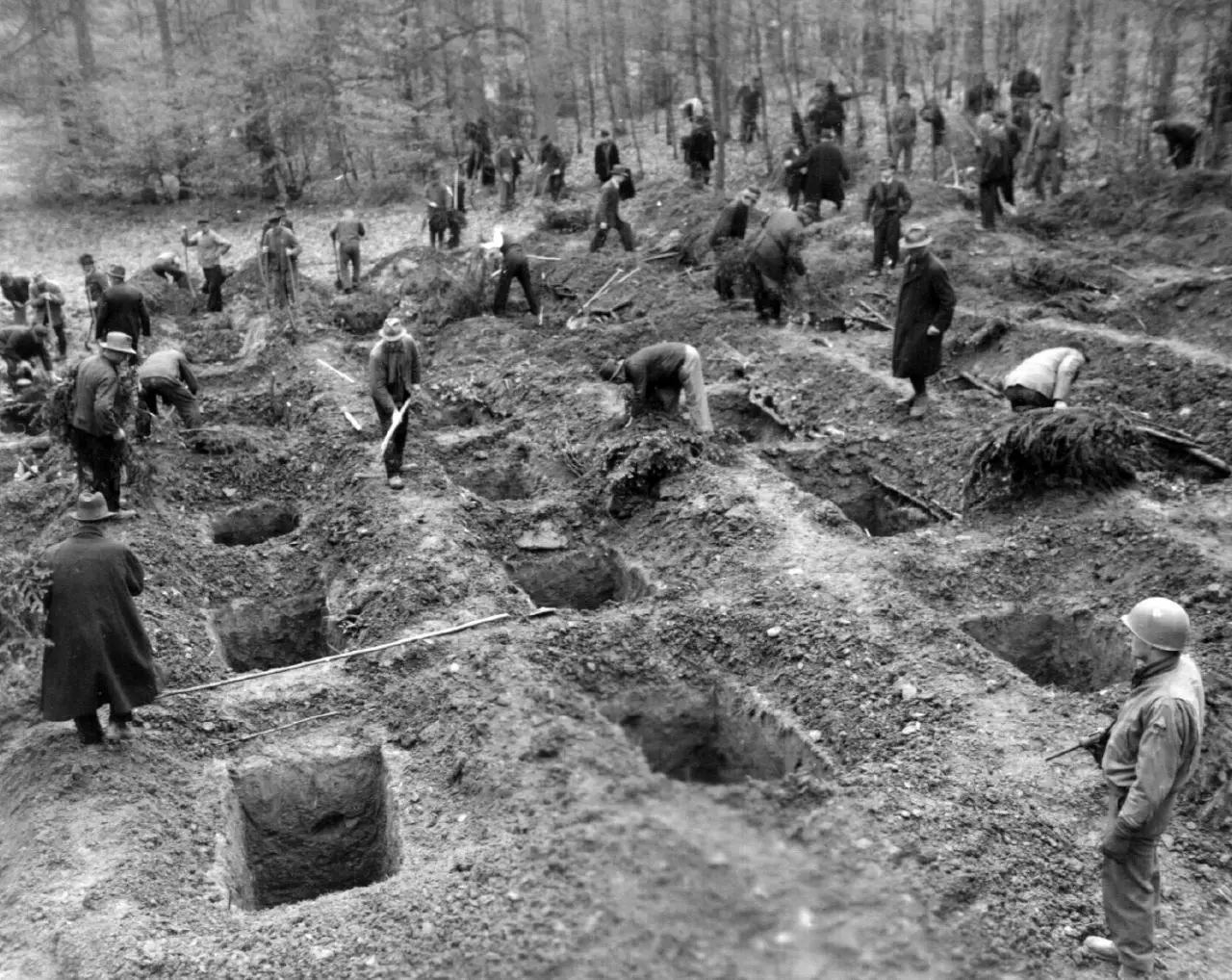 Gatusan ka mga Artifact Gikan sa Notorious Nazi Massacre Nadiskobrehan Sa German Forest