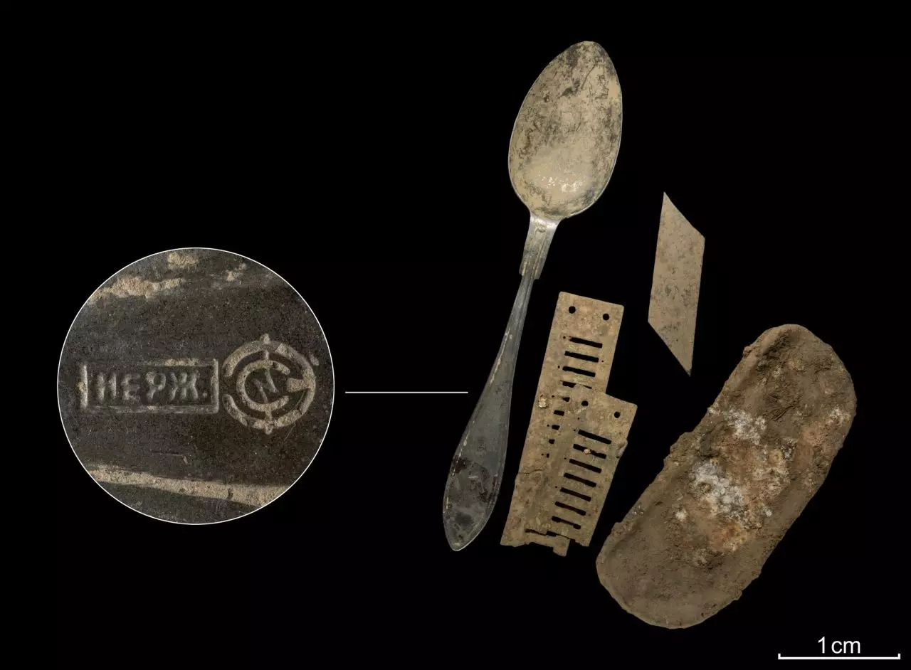 Hàng trăm hiện vật từ vụ thảm sát khét tiếng của Đức Quốc xã được phát hiện trong rừng của Đức