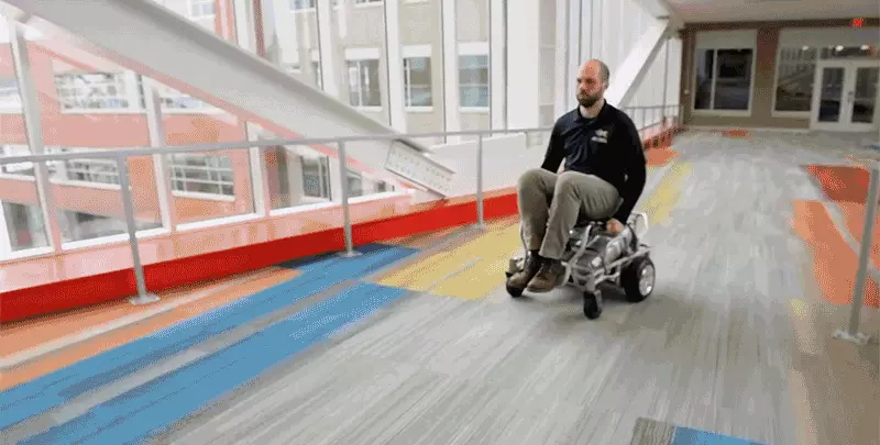 Всяко дете може да се наслади на един ден в аквапарка с тази инвалидна количка с въздушно задвижване
