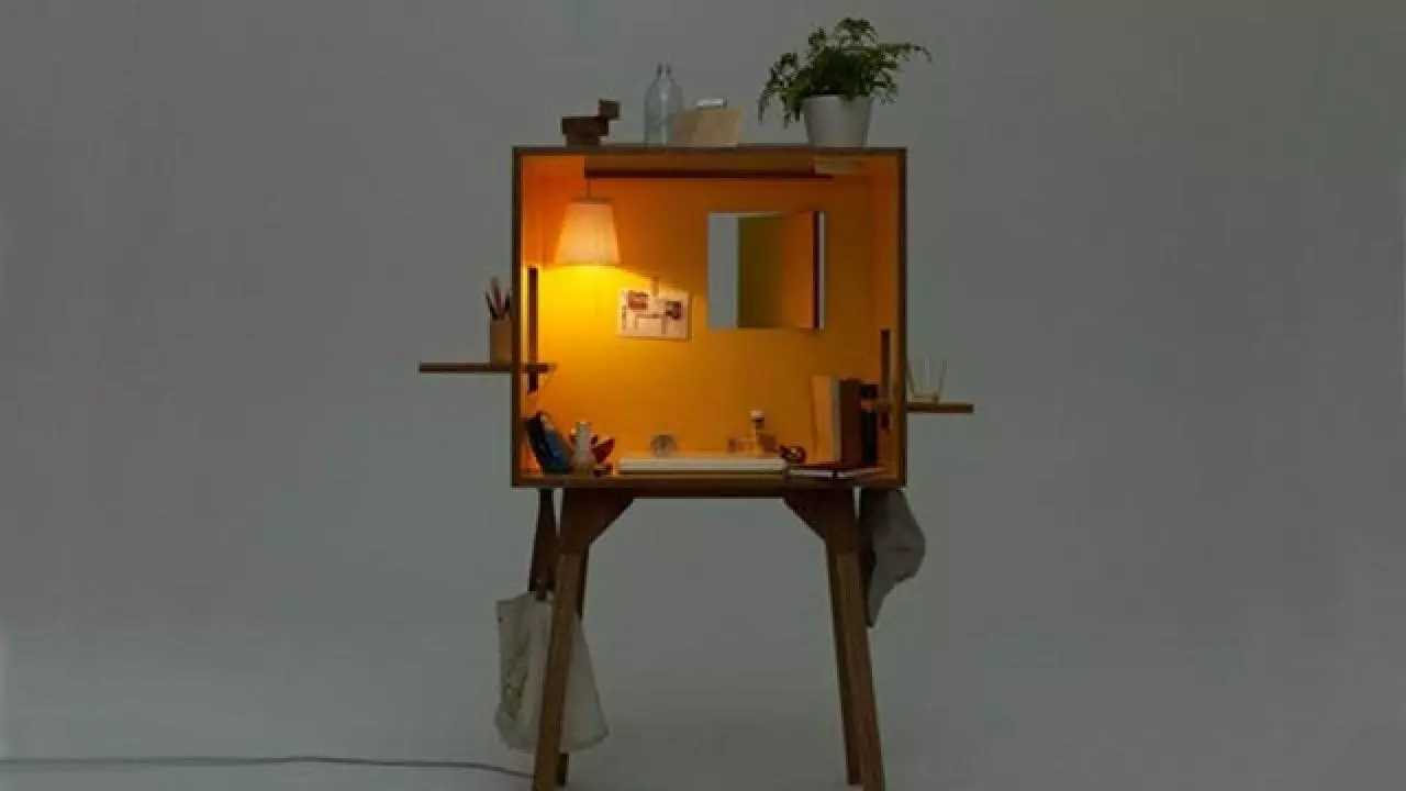 Elektroniikkalaboratorio piilossa keittiön ruokakomeroon