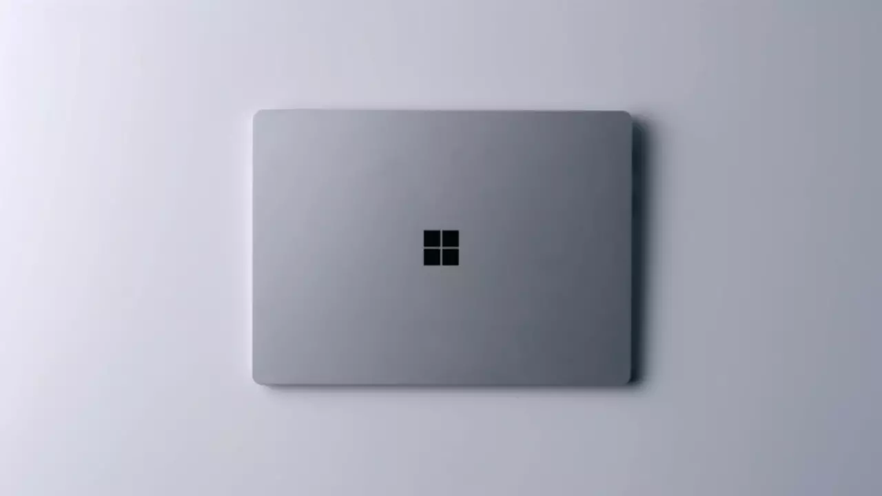 جهاز كمبيوتر محمول Surface هو لقطة من Microsoft على جهاز كمبيوتر محمول للجميع