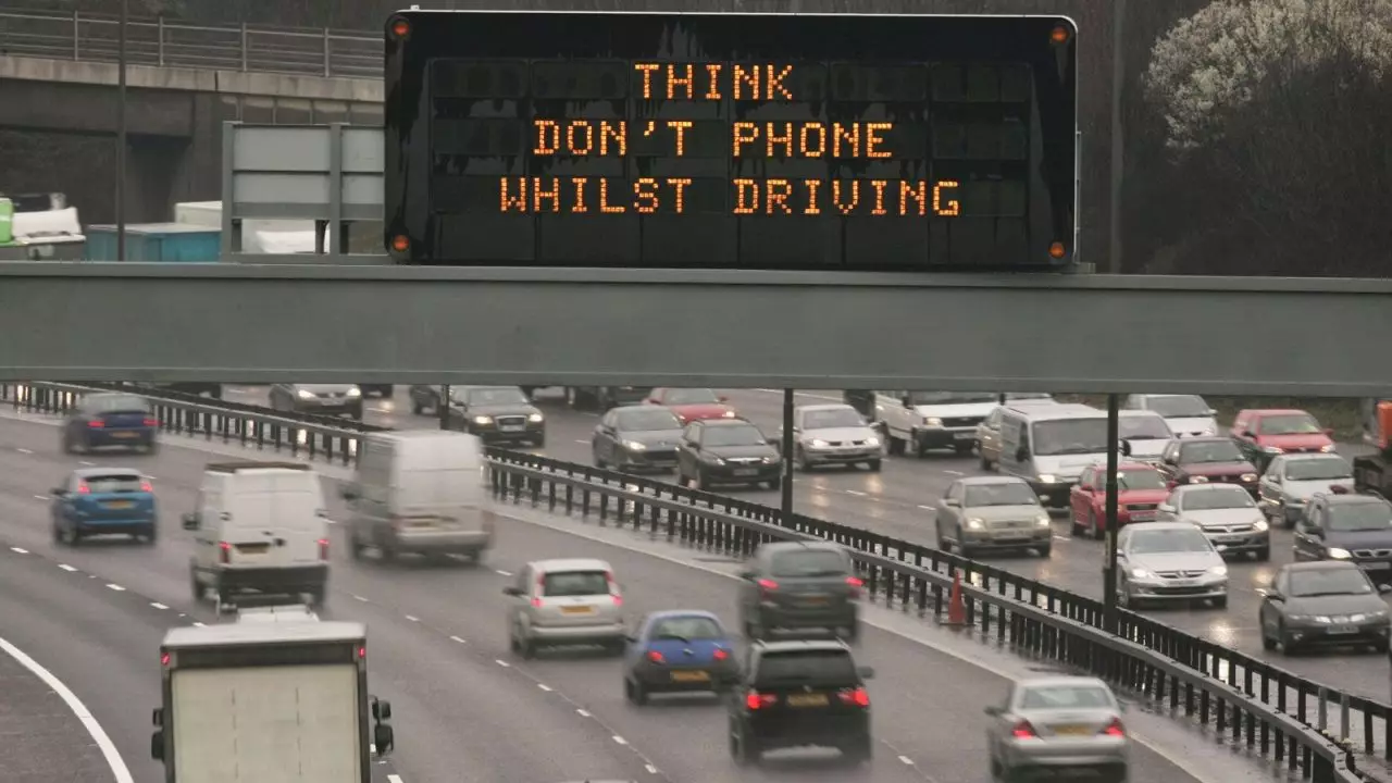 Teljesen rendben van tévét nézni önvezető autókban, mondja a UK Highway Code 1213_2