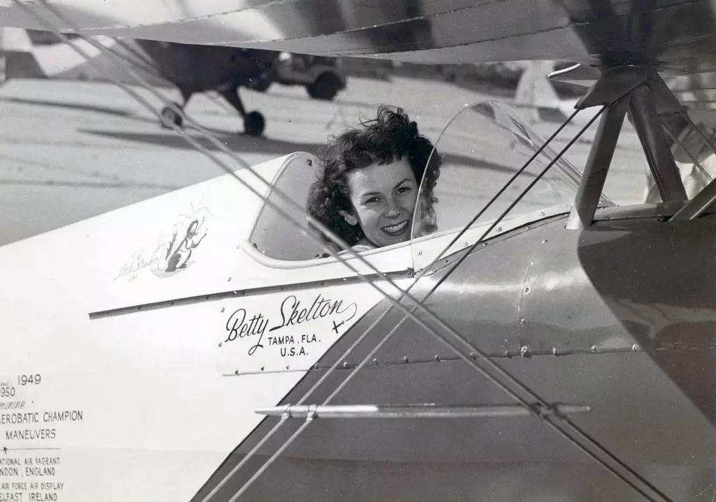 «Первая леди» установила более 400 мировых рекордов в трюковых самолетах, гоночных автомобилях и скоростных лодках