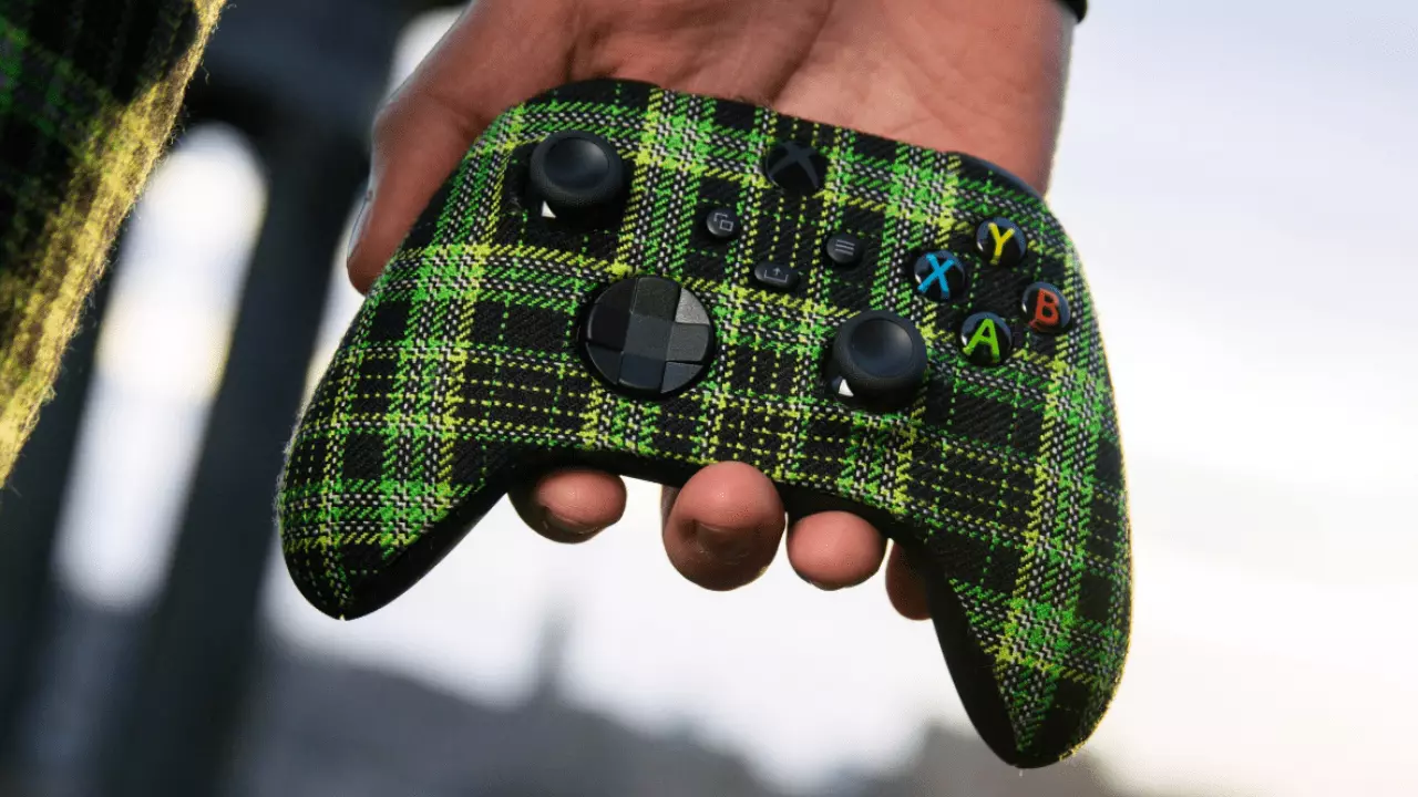 Naujos „Xbox Series X“ valdiklio spalvos yra tamsiai rožinė, tartaninė