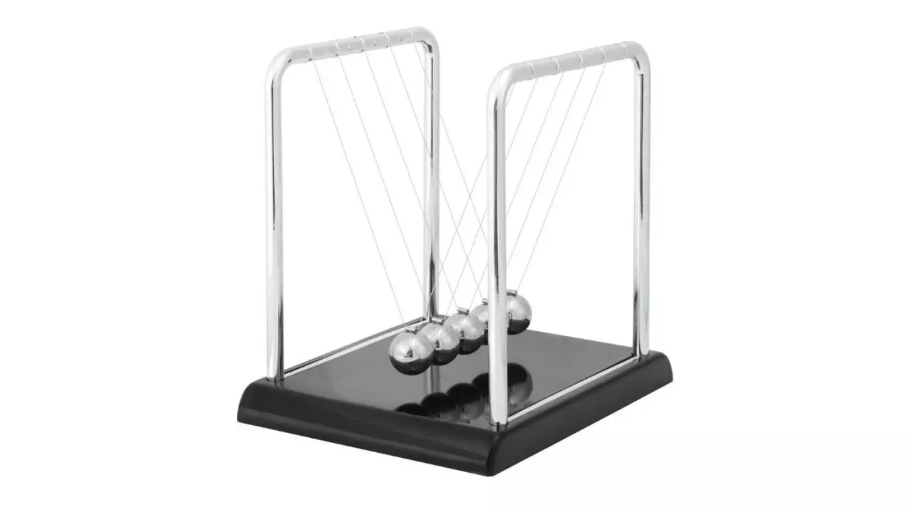 Newton's Cradle huwa aġġeġġ eleganti ta' l-iskrivanija ta' l-uffiċċju tad-dar li se jagħmel l-iskrivanija tiegħek tidher aktar attraenti