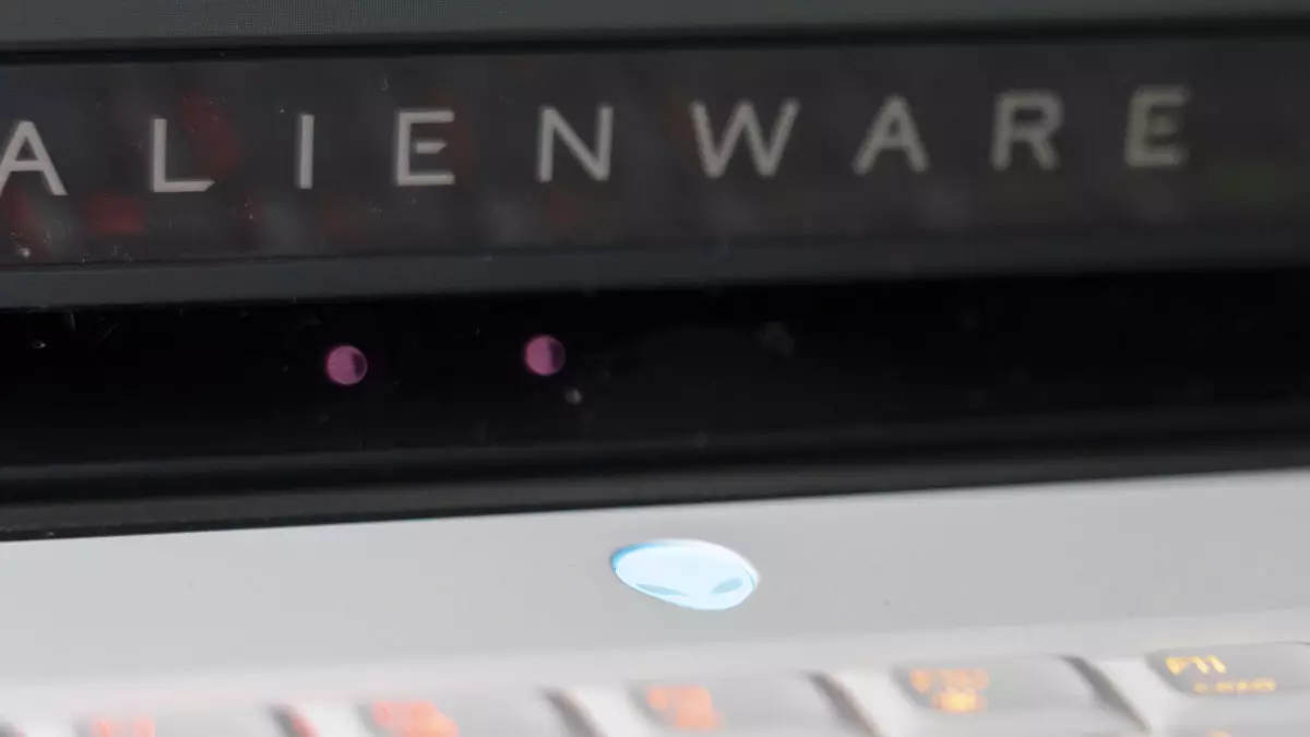 Alienware's Area-51m Ass e Spillmonster dat e puer vun de gréisste Probleemer mat Overkill Laptops unhëlt