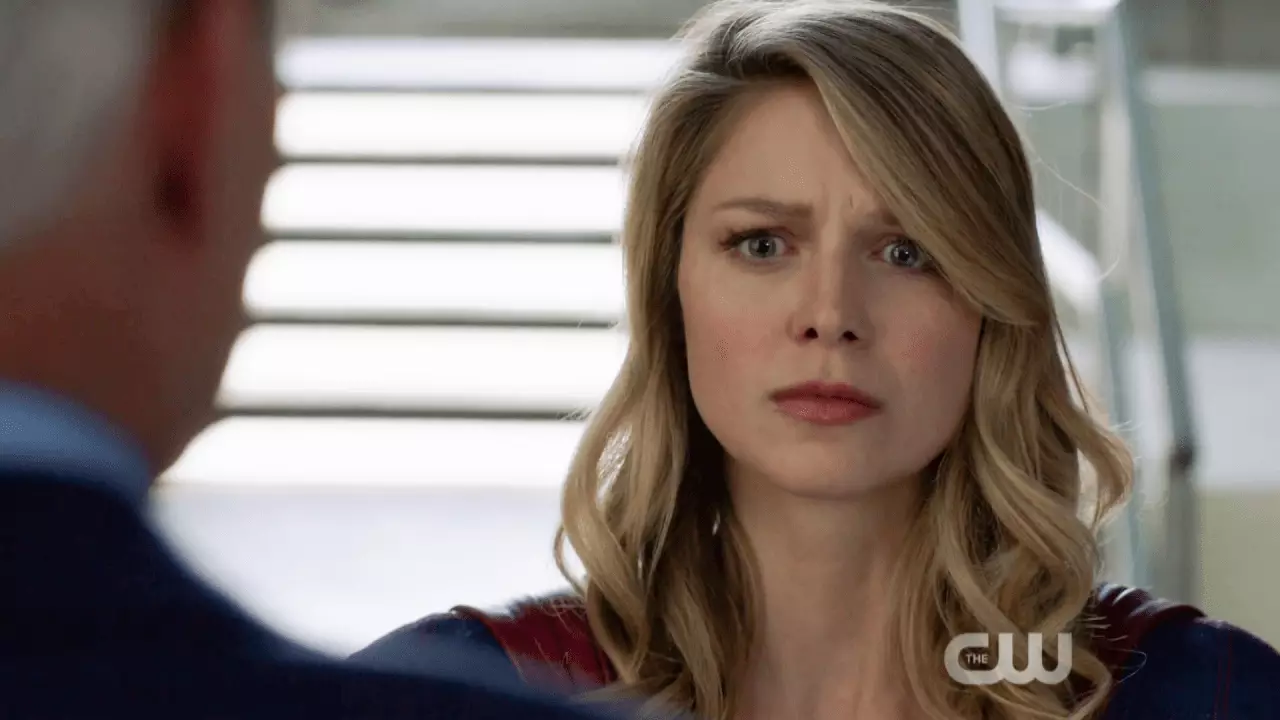 Supergirl bryr seg faktisk om hemmelige identiteter igjen, og ertet store crossovers