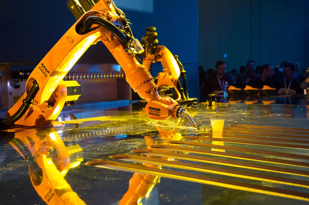 Minuman Dengan Robot Pelayan Bar Terbesar dan Terburuk Di Dunia