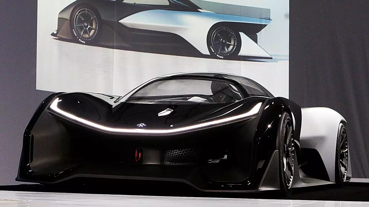 Mae Hypercar Trydan Faraday Future yn Edrych (Gormod) Fel y Dyfodol