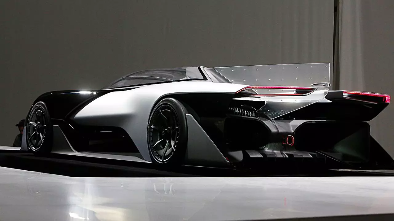 Mae Hypercar Trydan Faraday Future yn Edrych (Gormod) Fel y Dyfodol