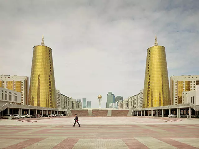 Fotografitë e ndërtesave të larta post-sovjetike janë madhështore dhe surreale