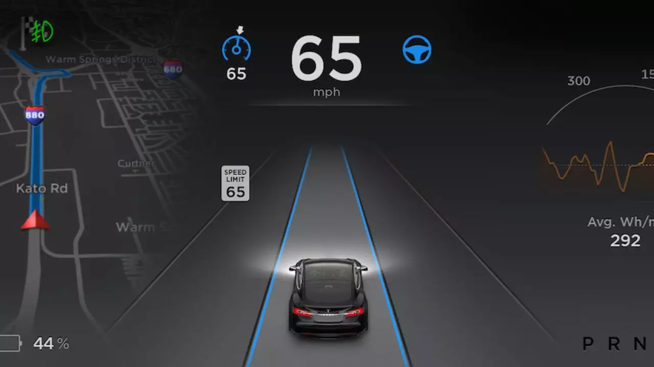 Tesla Model S Autopilot: Aka-Ọstrelia (ma ọ bụ: Oge m mebiri ụgbọ ala mara mma m na-enyocha)