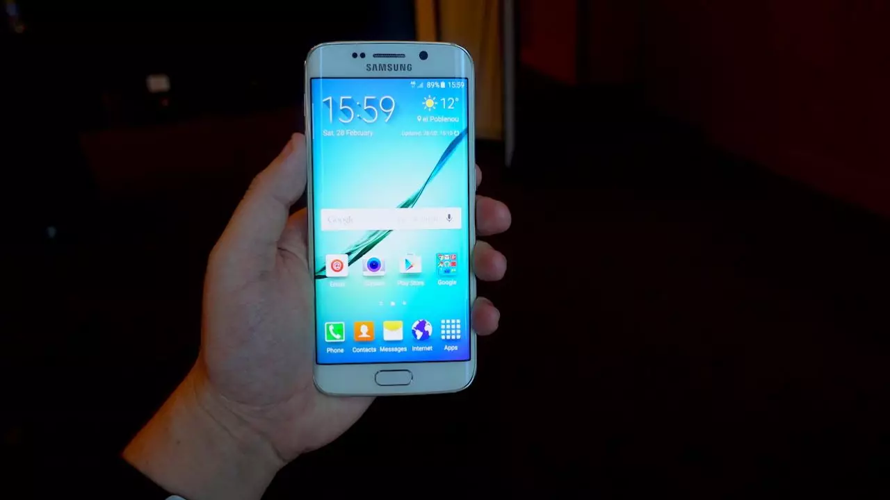 Samsung Galaxy S6 Edge: טאָפּל-שנלדיקע טעלעפאָן