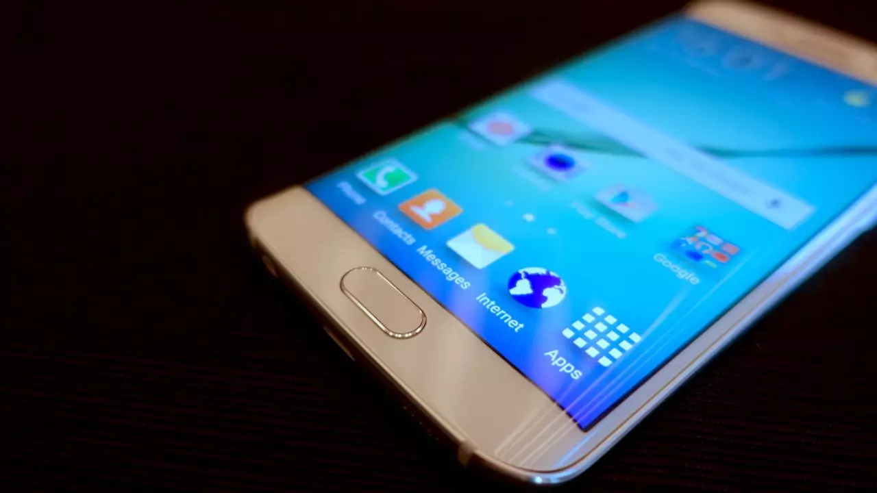 Samsung Galaxy S6 Edge: Telefon med två kanter