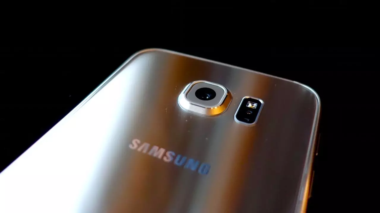 Samsung Galaxy S6 Edge: טאָפּל-שנלדיקע טעלעפאָן