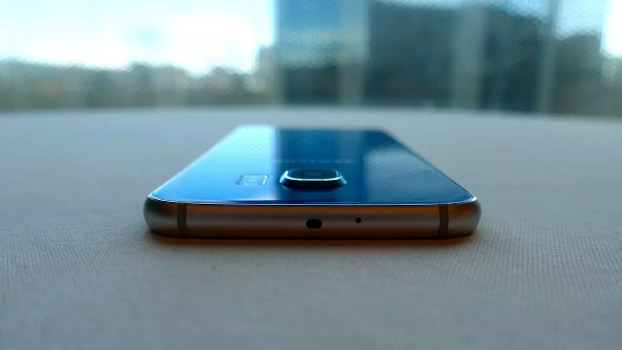 Samsung Galaxy S6: plastmasas vairs nav