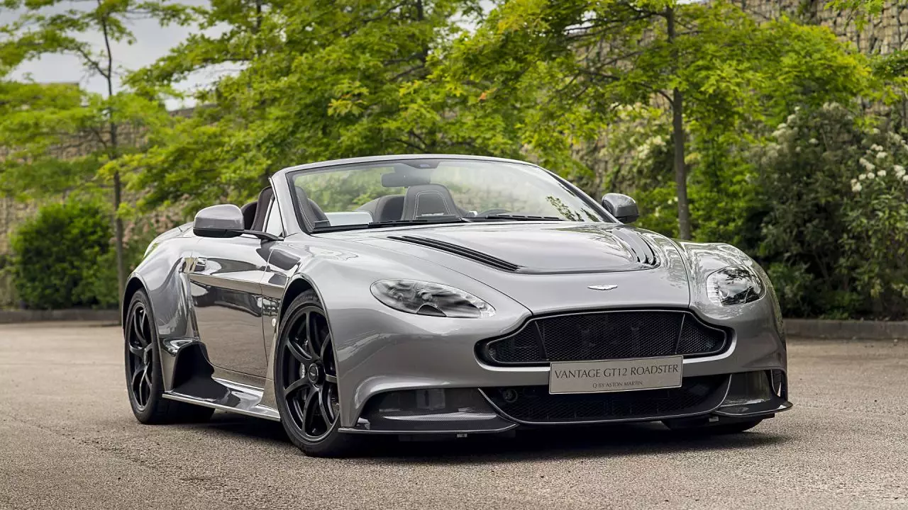 הרודסטר של Aston Martin Vantage GT12 המותאמת לחלוטין היא יצירת אמנות