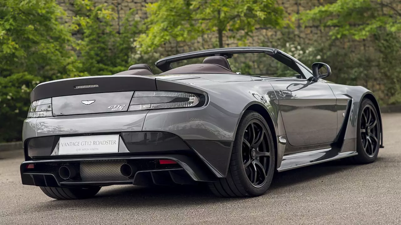 הרודסטר של Aston Martin Vantage GT12 המותאמת לחלוטין היא יצירת אמנות