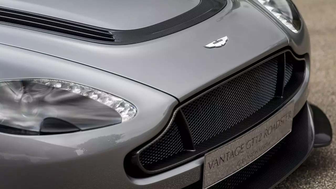 Ibi Byuzuye Byuzuye Aston Martin Vantage GT12 Umuhanda ni umurimo wubuhanzi