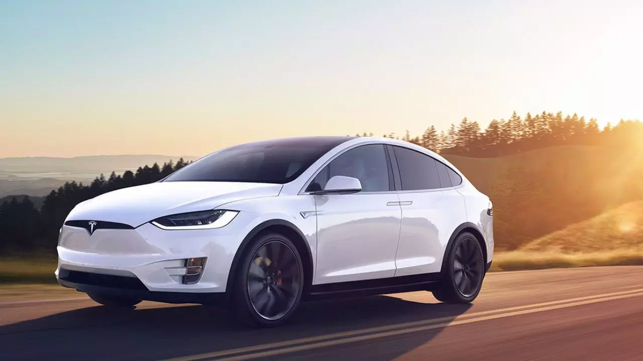 Ҳар рӯз пур кардани як Tesla Model X чӣ қадар арзиш дорад