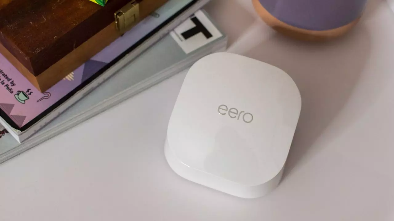 Маршрутизатор Eero 6 — єдиний пристрій із додатковим роз’ємом Ethernet для підключення. Розширювачі не мають роз’ємів Ethernet.