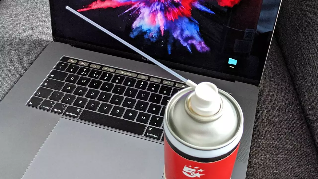 Жабысқақ MacBook пернетақтасын көруге және жөндеуге болатын барлық әдістер