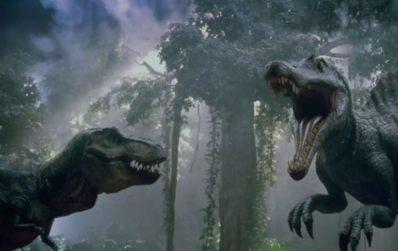 Dokonca aj T-Rex sa skrýva pred Spinosaurom z Jurského parku III. (Obrázok: Universal Pictures)