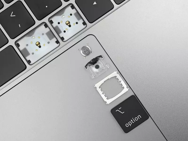 هتي نئين MacBook پرو ڪي بورڊ تي پهرين نظر آهي