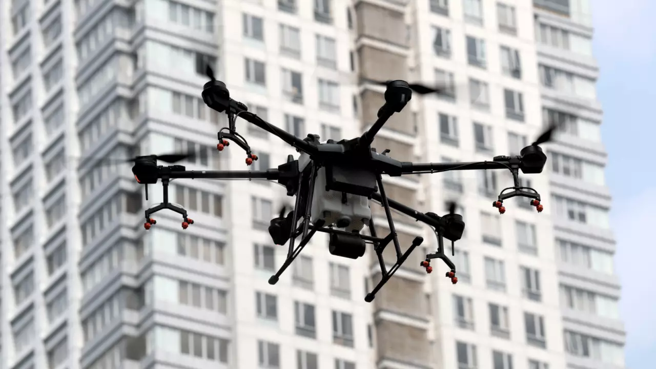 Pandemic Drones: มีประโยชน์สำหรับการบังคับใช้ Social Distancing หรือสำหรับการสร้างรัฐตำรวจ?