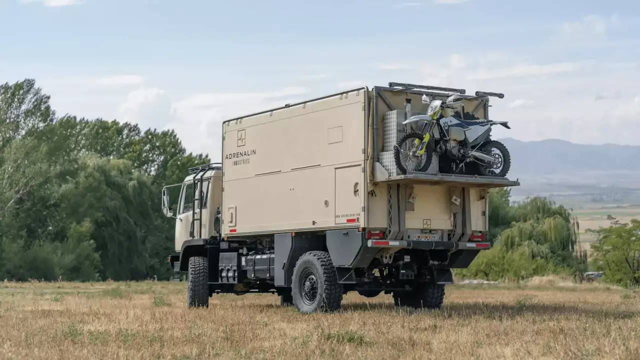 Hierdie reuse 4×4 RV is sekerlik die mees slegte manier om veldry en kamp te maak